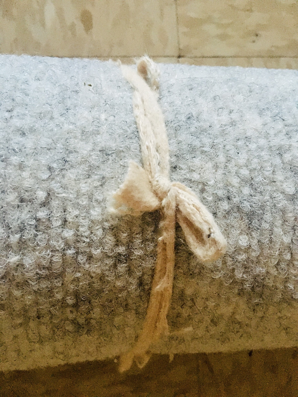 Upcycled DIY cat scratching post with carpet [Easy tutorial]